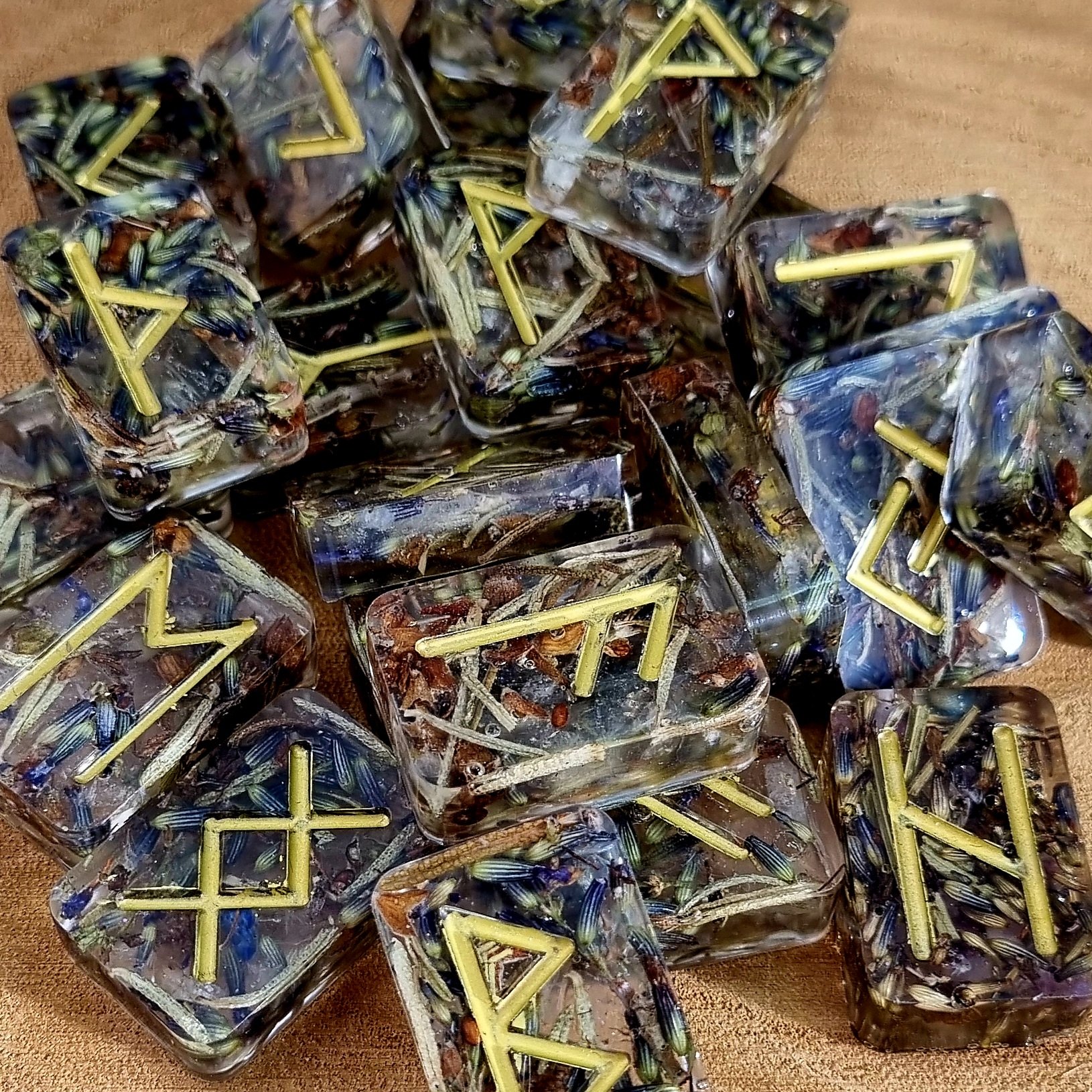 Runes Vibratoires Futhark | Cristal de Roche, Lavande et Romarin ...